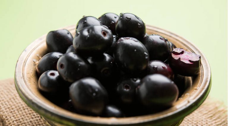 Why Jamun is a Fruit That You Should Indulge in ! - Vaya News