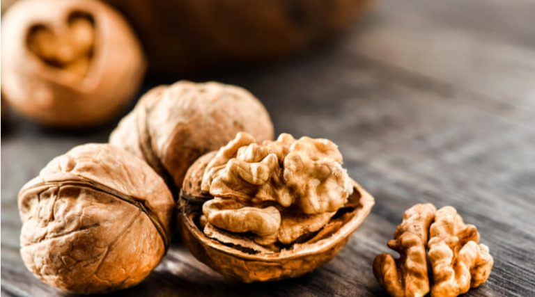 Why Smacking when You Eat Makes Everyone Angry - Vaya News