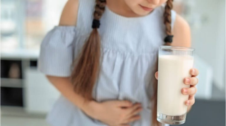 Why Smacking when You Eat Makes Everyone Angry - Vaya News